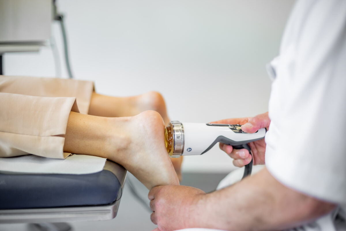 Haglundferse: Ursachen, Symptome & Behandlung